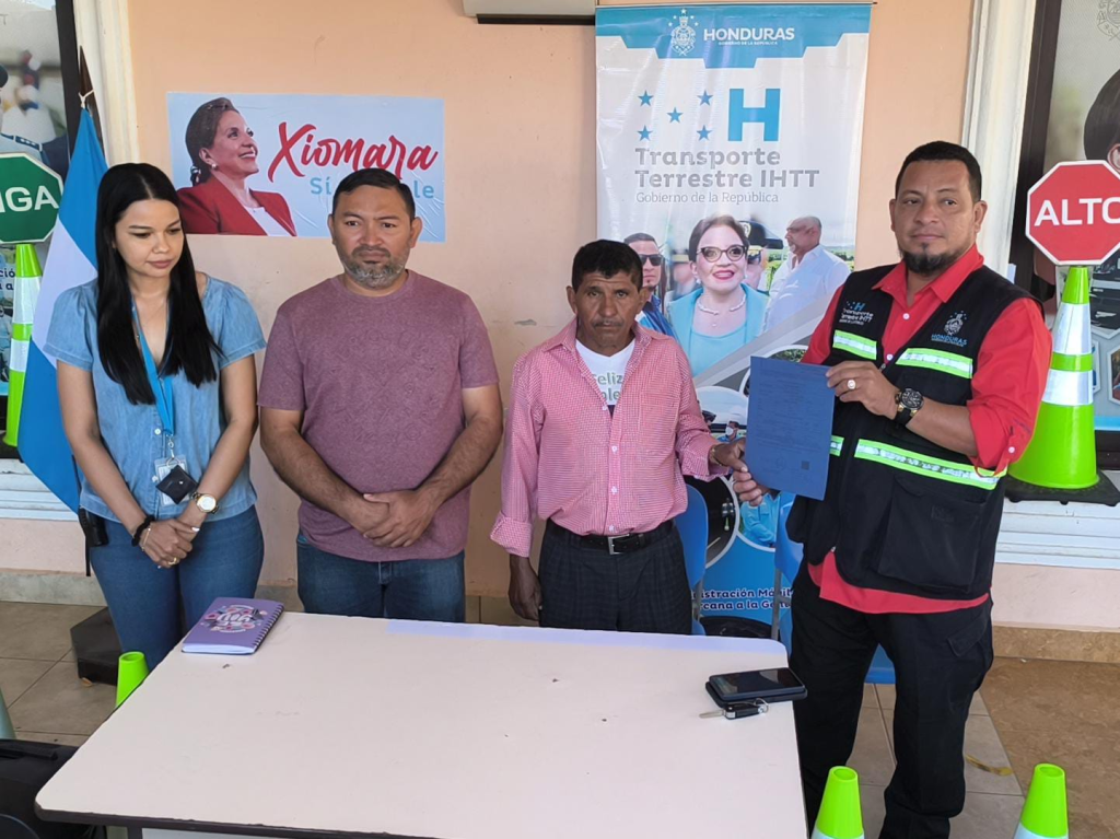 IHTT entrega el primer permiso eventual de mototaxi en la zona sur